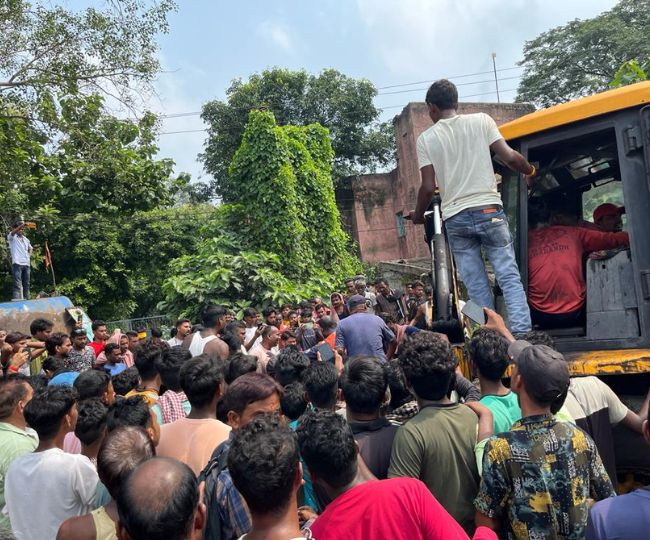 Dhanbad: धनबाद में जीटी रोड पर भीषण सड़क हादसा, ट्रक-टैंकर की टक्कर में दो लोगों की मौत; लोगों ...